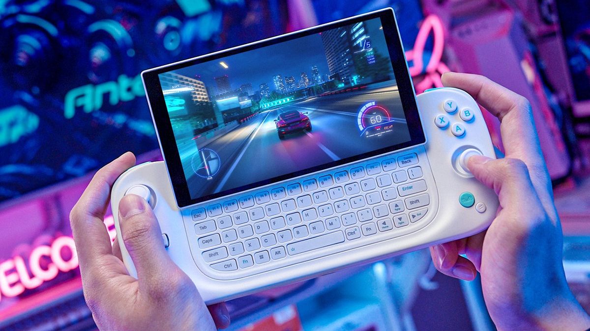 אנטק השיקה קונסולת גיימינג ניידת בשם "Core HS" עם מקלדת מובנית